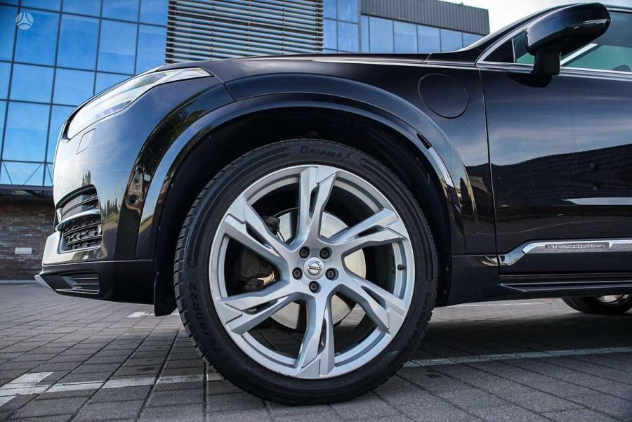Black Volvo XC90 2018 in Marijampole, with an engine capacity of 1.97 L and mileage of 265 thousand km for 30850 €, photo 5 on AUTOMOTO.COM.LV