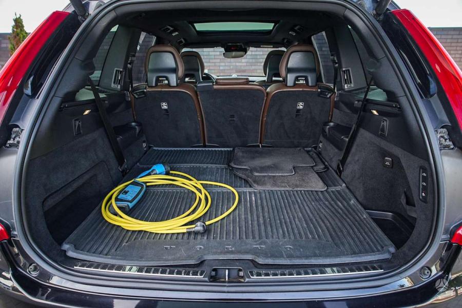 Black Volvo XC90 2018 in Marijampole, with an engine capacity of 1.97 L and mileage of 265 thousand km for 30850 €, photo 12 on AUTOMOTO.COM.LV