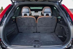 Black Volvo XC90 2018 in Marijampole, with an engine capacity of 1.97 L and mileage of 265 thousand km for 30850 €, photo 13 on AUTOMOTO.COM.LV