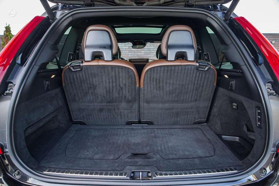 Black Volvo XC90 2018 in Marijampole, with an engine capacity of 1.97 L and mileage of 265 thousand km for 30850 €, photo 13 on AUTOMOTO.COM.LV