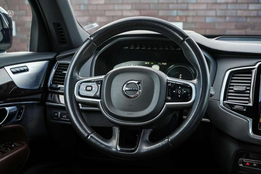 Black Volvo XC90 2018 in Marijampole, with an engine capacity of 1.97 L and mileage of 265 thousand km for 30850 €, photo 18 on AUTOMOTO.COM.LV