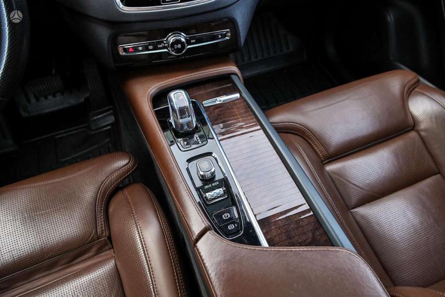 Black Volvo XC90 2018 in Marijampole, with an engine capacity of 1.97 L and mileage of 265 thousand km for 30850 €, photo 24 on AUTOMOTO.COM.LV