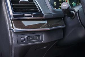Black Volvo XC90 2018 in Marijampole, with an engine capacity of 1.97 L and mileage of 265 thousand km for 30850 €, photo 32 on AUTOMOTO.COM.LV