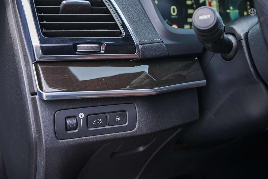 Black Volvo XC90 2018 in Marijampole, with an engine capacity of 1.97 L and mileage of 265 thousand km for 30850 €, photo 32 on AUTOMOTO.COM.LV