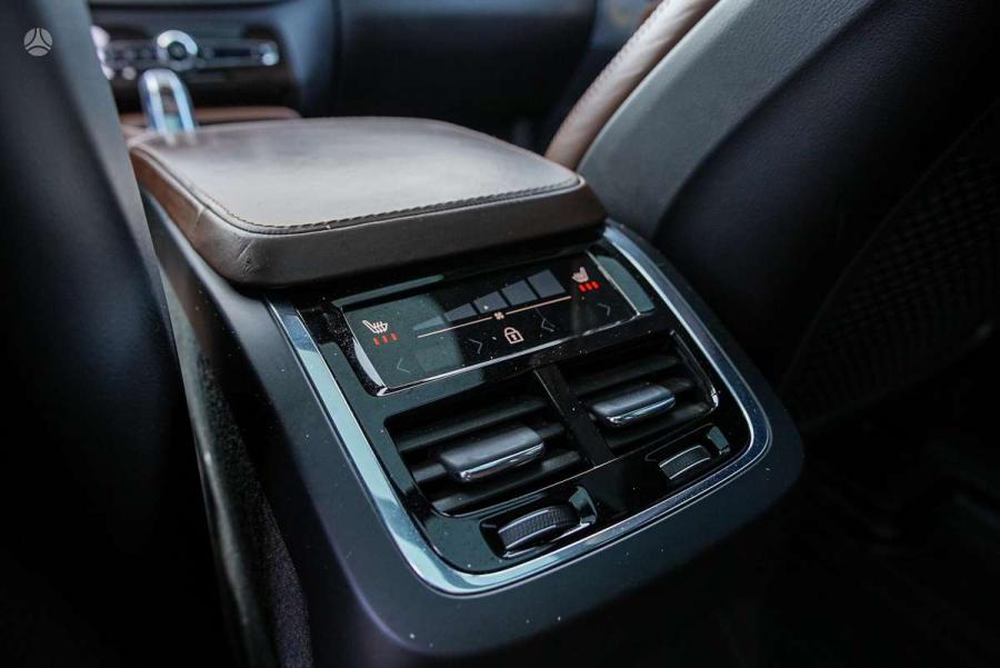Black Volvo XC90 2018 in Marijampole, with an engine capacity of 1.97 L and mileage of 265 thousand km for 30850 €, photo 38 on AUTOMOTO.COM.LV