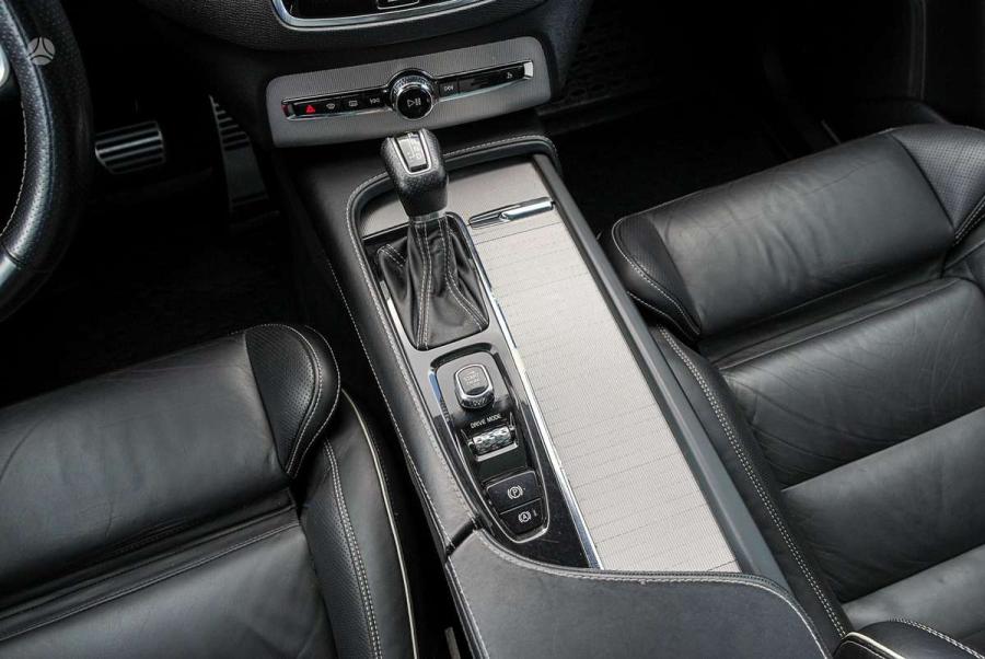Melns Volvo XC90 2018 Marijampole, ar dzinēja tilpumu 1.97 L un nobraukumu 221 tūkst. km par 24950 €, foto 22 vietnē AUTOMOTO.COM.LV