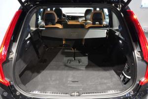 Black Volvo XC90 2019 in Vilnius, with an engine capacity of 1.97 L and mileage of 126 thousand km for 33900 €, photo 13 on AUTOMOTO.COM.LV