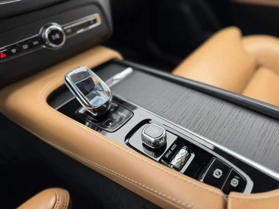 Melns Volvo XC90 2019 Rīga, ar dzinēja tilpumu 2.00 L un nobraukumu 117 tūkst. km par 28500 €, foto 14 vietnē AUTOMOTO.COM.LV