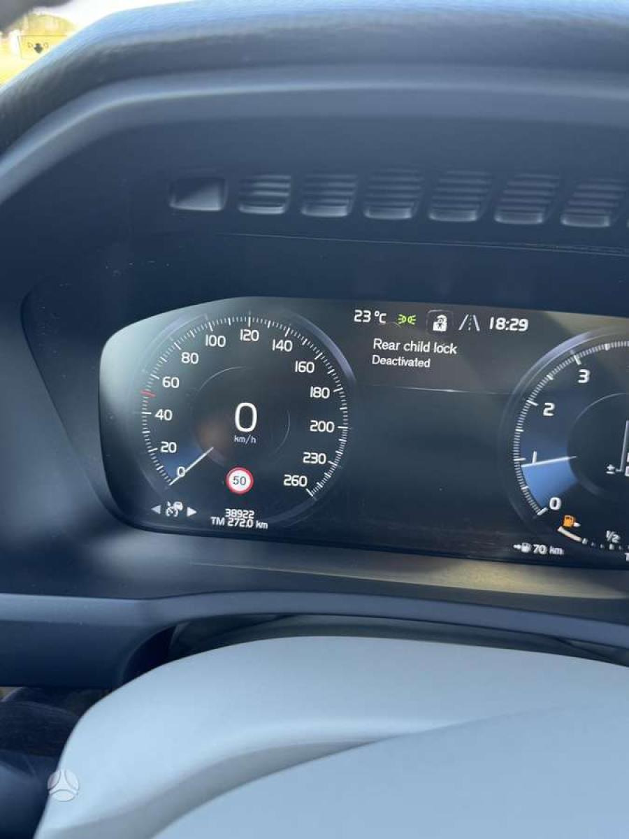 Black Volvo XC90 2019 in Kaunas, with an engine capacity of 1.97 L and mileage of 39 thousand km for 28600 €, photo 10 on AUTOMOTO.COM.LV