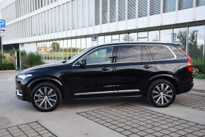 Black Volvo XC90 2019 in Vilnius, with an engine capacity of 1.97 L and mileage of 295 thousand km for 22999 €, photo 10 on AUTOMOTO.COM.LV