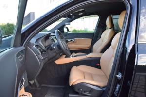 Black Volvo XC90 2019 in Vilnius, with an engine capacity of 1.97 L and mileage of 295 thousand km for 22999 €, photo 16 on AUTOMOTO.COM.LV