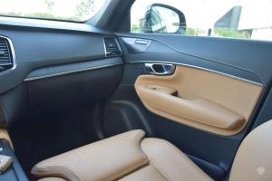 Black Volvo XC90 2019 in Vilnius, with an engine capacity of 1.97 L and mileage of 295 thousand km for 22999 €, photo 29 on AUTOMOTO.COM.LV