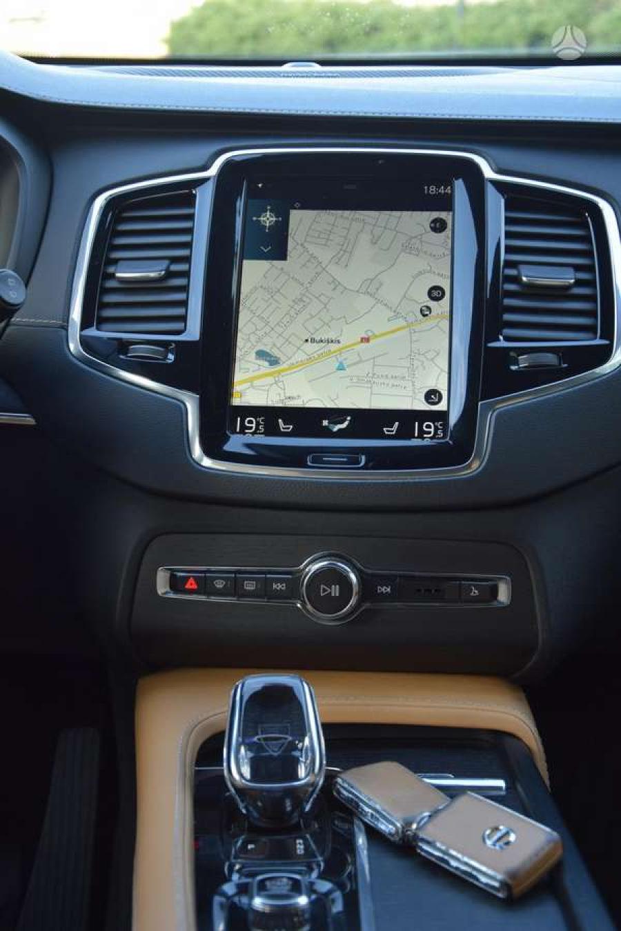 Black Volvo XC90 2019 in Vilnius, with an engine capacity of 1.97 L and mileage of 295 thousand km for 22999 €, photo 31 on AUTOMOTO.COM.LV