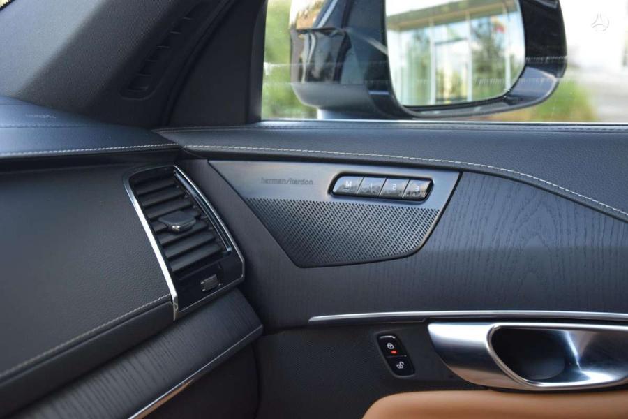 Black Volvo XC90 2019 in Vilnius, with an engine capacity of 1.97 L and mileage of 295 thousand km for 22999 €, photo 32 on AUTOMOTO.COM.LV