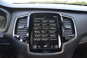 Black Volvo XC90 2019 in Vilnius, with an engine capacity of 1.97 L and mileage of 295 thousand km for 22999 €, photo 34 on AUTOMOTO.COM.LV