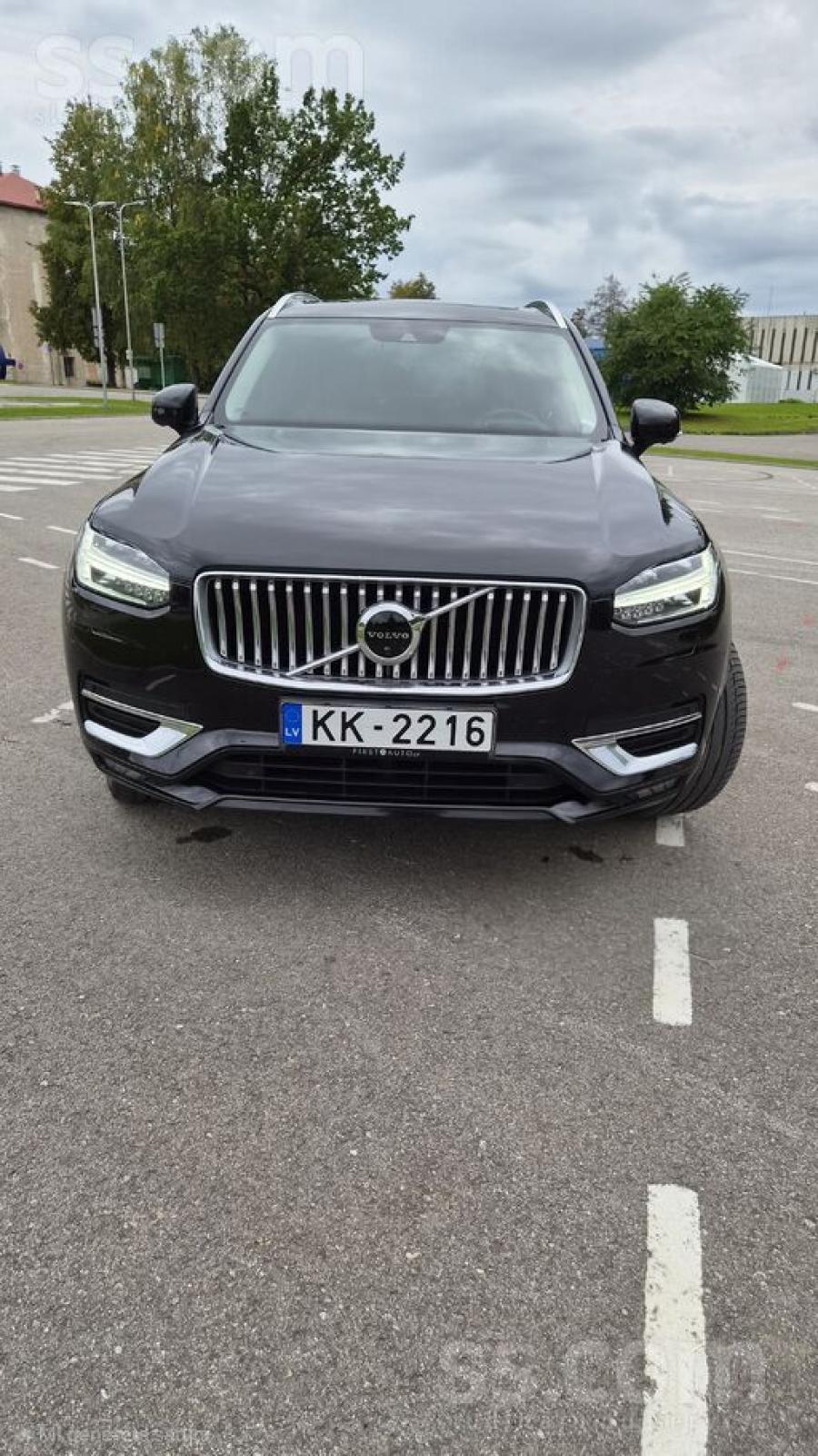 Black Volvo XC90 2019 in Cesis, with an engine capacity of 2.00 L and mileage of 181 thousand km for 29999 €, photo 4 on AUTOMOTO.COM.LV