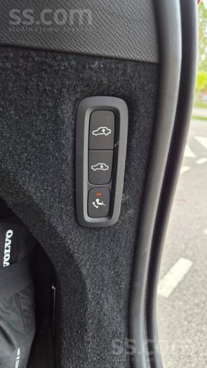 Black Volvo XC90 2019 in Cesis, with an engine capacity of 2.00 L and mileage of 181 thousand km for 29999 €, photo 8 on AUTOMOTO.COM.LV