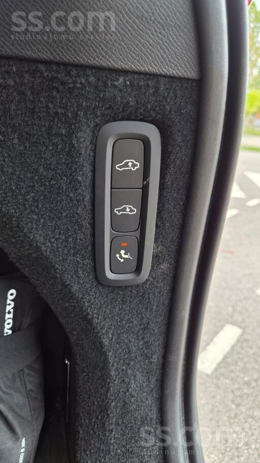 Black Volvo XC90 2019 in Cesis, with an engine capacity of 2.00 L and mileage of 181 thousand km for 29999 €, photo 8 on AUTOMOTO.COM.LV