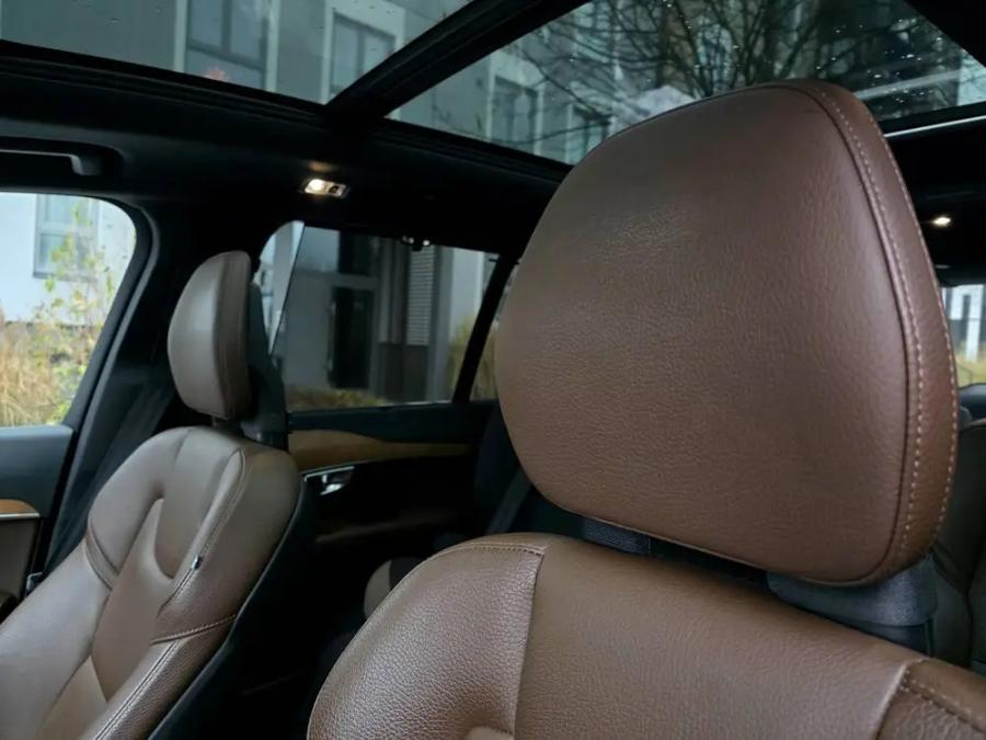 Black Volvo XC90 2020 in Riga, with an engine capacity of 2.00 L and mileage of 260 thousand km for 24490 €, photo 13 on AUTOMOTO.COM.LV