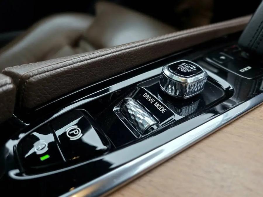 Black Volvo XC90 2020 in Riga, with an engine capacity of 2.00 L and mileage of 260 thousand km for 24490 €, photo 15 on AUTOMOTO.COM.LV
