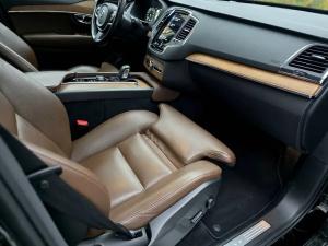 Black Volvo XC90 2020 in Riga, with an engine capacity of 2.00 L and mileage of 260 thousand km for 24490 €, photo 19 on AUTOMOTO.COM.LV
