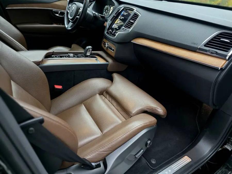 Black Volvo XC90 2020 in Riga, with an engine capacity of 2.00 L and mileage of 260 thousand km for 24490 €, photo 19 on AUTOMOTO.COM.LV