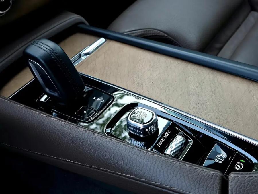 Black Volvo XC90 2020 in Riga, with an engine capacity of 2.00 L and mileage of 260 thousand km for 24490 €, photo 21 on AUTOMOTO.COM.LV