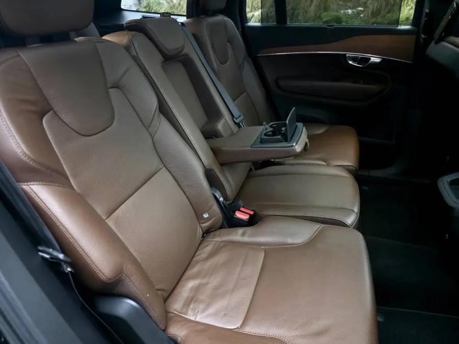 Black Volvo XC90 2020 in Riga, with an engine capacity of 2.00 L and mileage of 260 thousand km for 24490 €, photo 22 on AUTOMOTO.COM.LV
