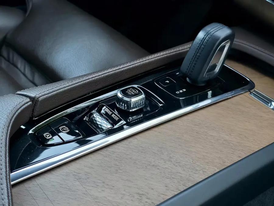 Black Volvo XC90 2020 in Riga, with an engine capacity of 2.00 L and mileage of 260 thousand km for 24490 €, photo 40 on AUTOMOTO.COM.LV