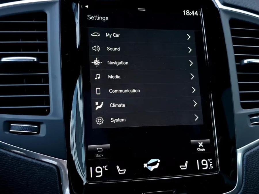 Black Volvo XC90 2020 in Riga, with an engine capacity of 2.00 L and mileage of 260 thousand km for 24490 €, photo 44 on AUTOMOTO.COM.LV