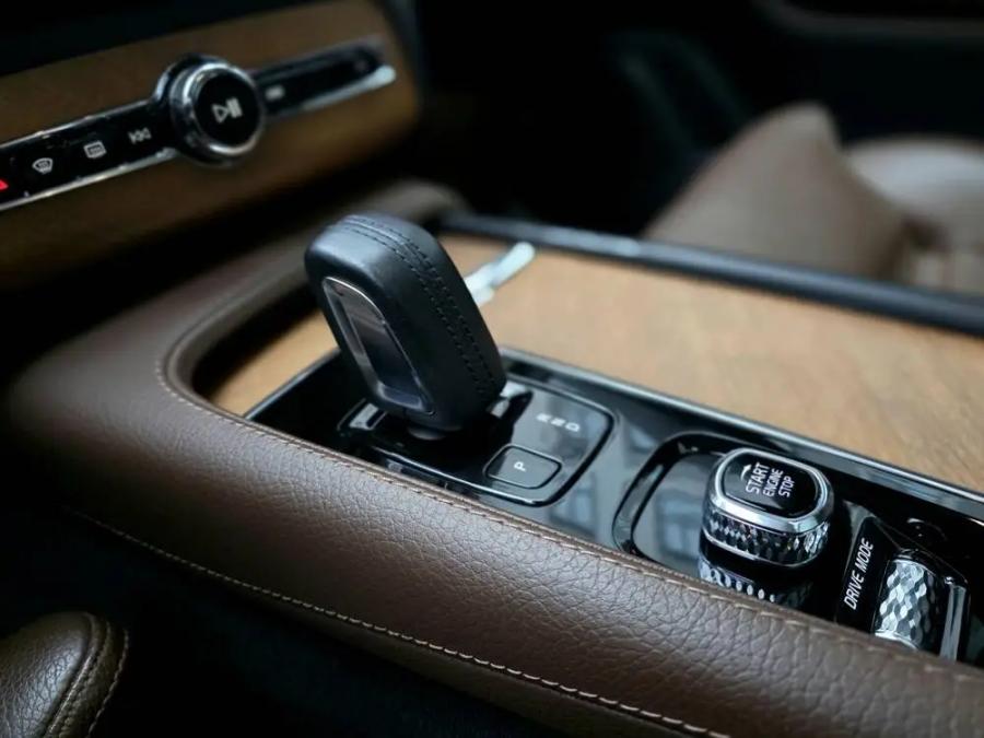 Black Volvo XC90 2020 in Riga, with an engine capacity of 2.00 L and mileage of 260 thousand km for 24490 €, photo 61 on AUTOMOTO.COM.LV