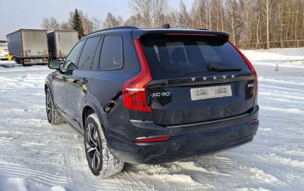 Black Volvo XC90 2022 in Panevezys, with an engine capacity of 1.97 L and mileage of 255 thousand km for 28400 €, photo 3 on AUTOMOTO.COM.LV