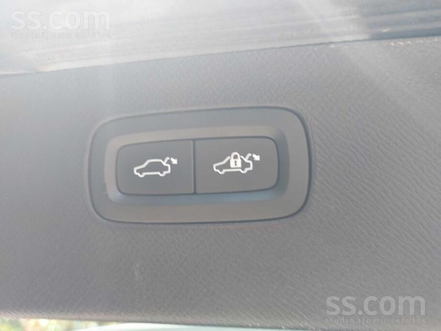 Black Volvo XC90 2022 in Riga, with an engine capacity of 2.00 L and mileage of 189 thousand km for 31950 €, photo 8 on AUTOMOTO.COM.LV