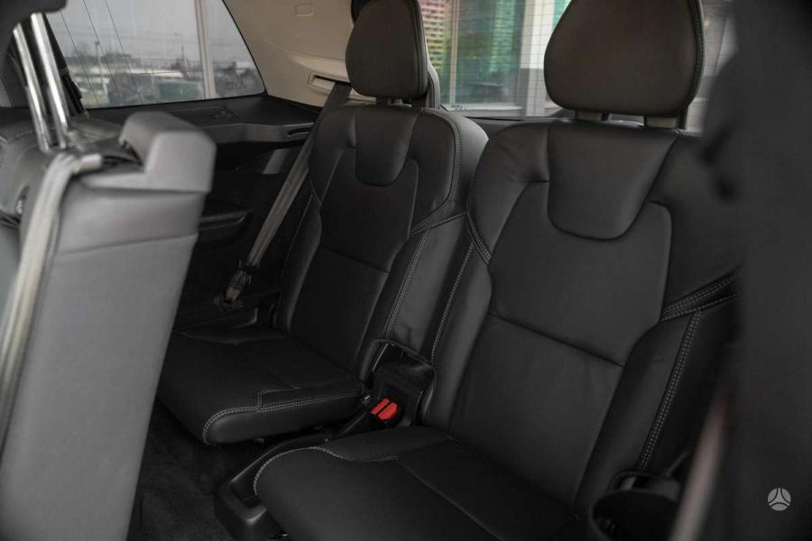 Black Volvo XC90 2023 in Vilnius, with an engine capacity of 1.97 L and mileage of 52 thousand km for 44950 €, photo 14 on AUTOMOTO.COM.LV