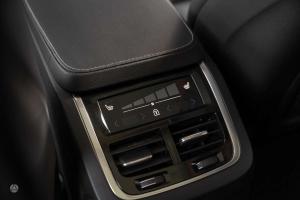 Black Volvo XC90 2023 in Vilnius, with an engine capacity of 1.97 L and mileage of 52 thousand km for 44950 €, photo 15 on AUTOMOTO.COM.LV