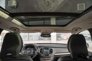 Black Volvo XC90 2023 in Vilnius, with an engine capacity of 1.97 L and mileage of 52 thousand km for 44950 €, photo 17 on AUTOMOTO.COM.LV