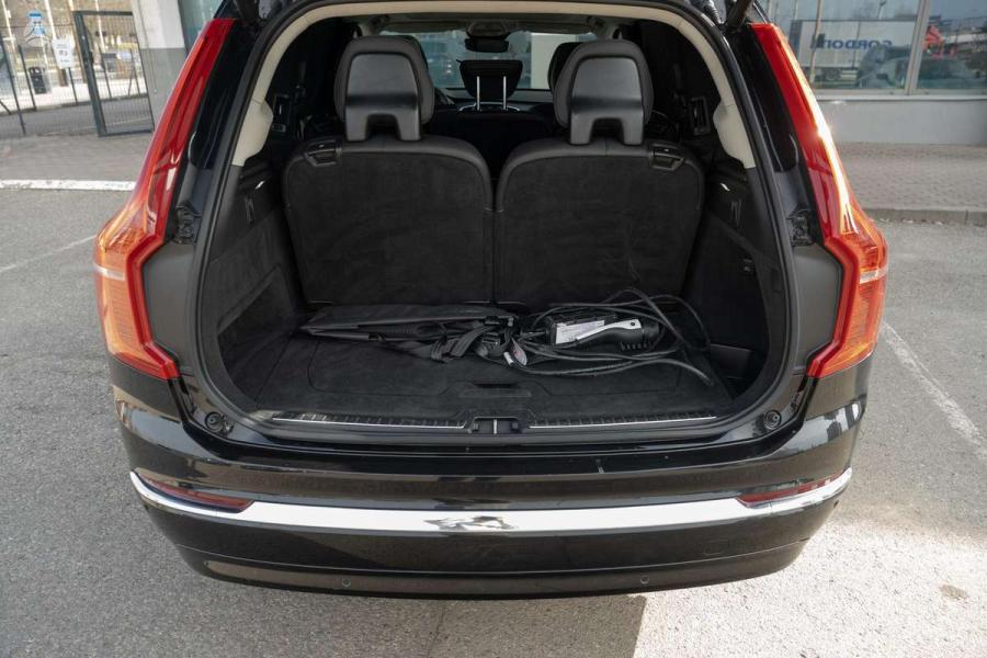 Black Volvo XC90 2023 in Vilnius, with an engine capacity of 1.97 L and mileage of 52 thousand km for 44950 €, photo 18 on AUTOMOTO.COM.LV