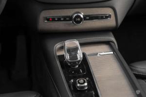 Black Volvo XC90 2023 in Vilnius, with an engine capacity of 1.97 L and mileage of 52 thousand km for 44950 €, photo 31 on AUTOMOTO.COM.LV