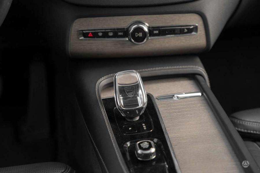 Black Volvo XC90 2023 in Vilnius, with an engine capacity of 1.97 L and mileage of 52 thousand km for 44950 €, photo 31 on AUTOMOTO.COM.LV