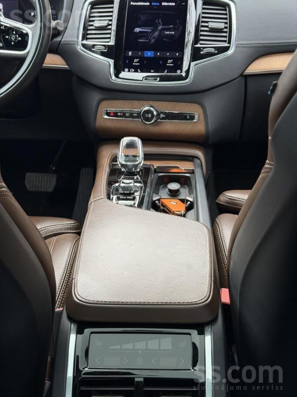 Black Volvo XC90 2023 in Riga, with an engine capacity of 2.00 L and mileage of 0 thousand km for 44500 €, photo 10 on AUTOMOTO.COM.LV
