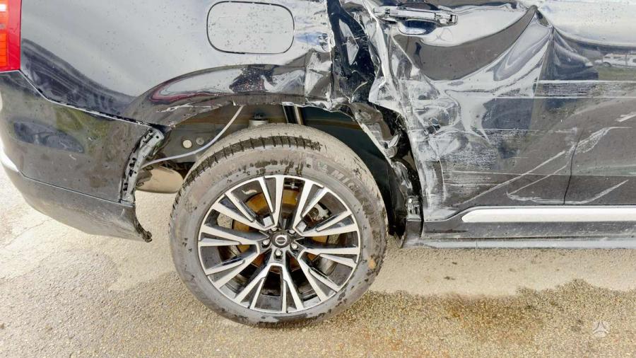Melns Volvo XC90 2024 Šauļi, ar dzinēja tilpumu 1.97 L un nobraukumu 29 tūkst. km par 38950 €, foto 40 vietnē AUTOMOTO.COM.LV