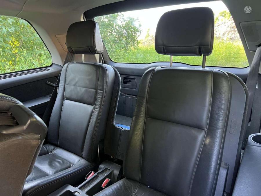 Black Volvo XC90 2004 in Klaipeda, with an engine capacity of 2.90 L and mileage of 207 thousand km for 1950 €, photo 8 on AUTOMOTO.COM.LV