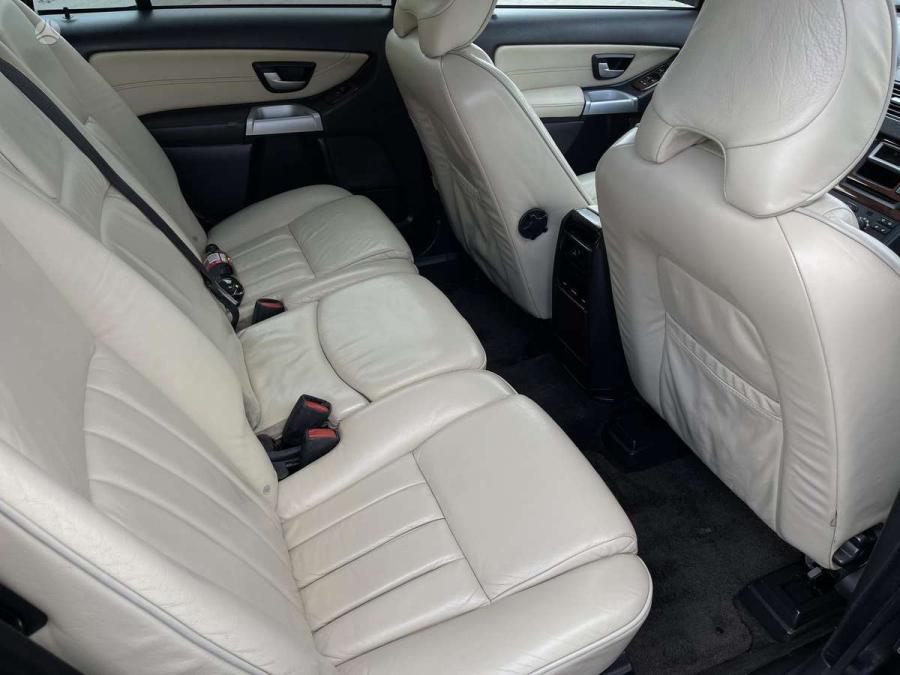 Black Volvo XC90 2006 in Marijampole, with an engine capacity of 2.40 L and mileage of 350 thousand km for 3999 €, photo 13 on AUTOMOTO.COM.LV