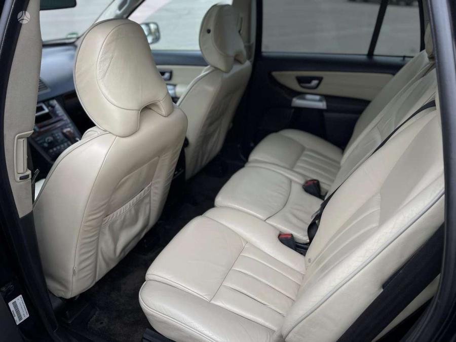 Black Volvo XC90 2006 in Marijampole, with an engine capacity of 2.40 L and mileage of 350 thousand km for 3999 €, photo 14 on AUTOMOTO.COM.LV