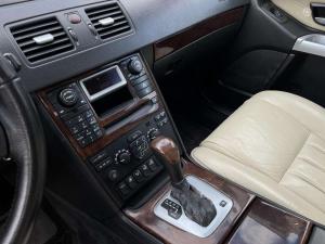 Black Volvo XC90 2006 in Marijampole, with an engine capacity of 2.40 L and mileage of 350 thousand km for 3999 €, photo 16 on AUTOMOTO.COM.LV
