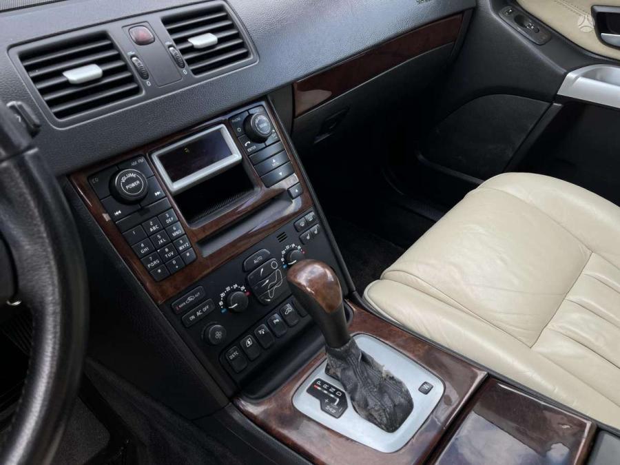 Black Volvo XC90 2006 in Marijampole, with an engine capacity of 2.40 L and mileage of 350 thousand km for 3999 €, photo 16 on AUTOMOTO.COM.LV