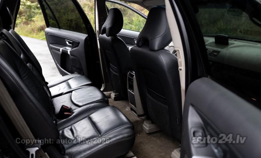 Black Volvo XC90 2005 in Tallinn, with an engine capacity of 2.40 L and mileage of 388 thousand km for 3990 €, photo 13 on AUTOMOTO.COM.LV