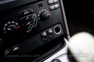 Black Volvo XC90 2005 in Tallinn, with an engine capacity of 2.40 L and mileage of 388 thousand km for 3990 €, photo 16 on AUTOMOTO.COM.LV