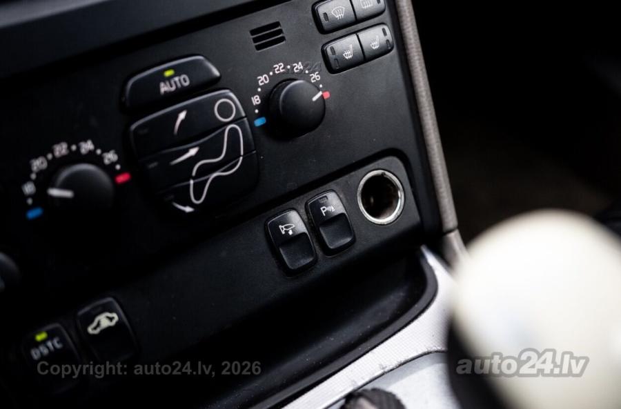 Black Volvo XC90 2005 in Tallinn, with an engine capacity of 2.40 L and mileage of 388 thousand km for 3990 €, photo 16 on AUTOMOTO.COM.LV