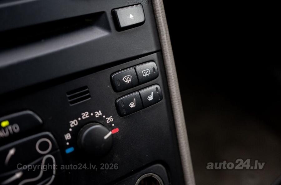 Black Volvo XC90 2005 in Tallinn, with an engine capacity of 2.40 L and mileage of 388 thousand km for 3990 €, photo 17 on AUTOMOTO.COM.LV